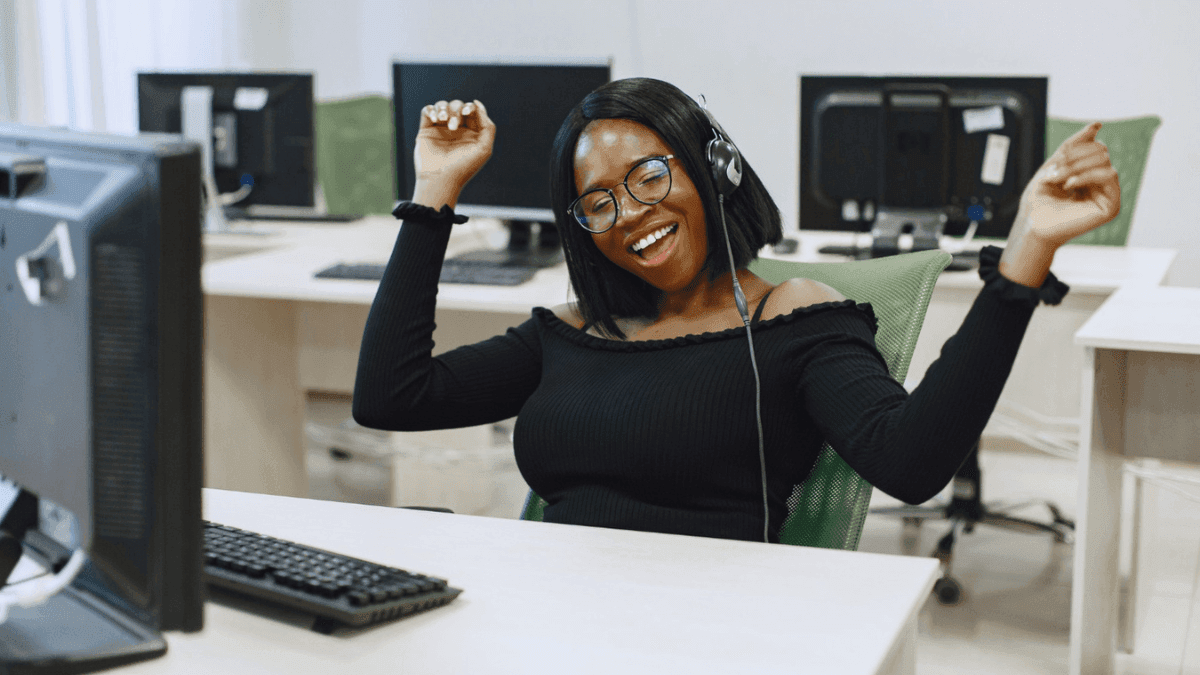 Average Call Centre Salary: Monthly Earnings With And Without ...